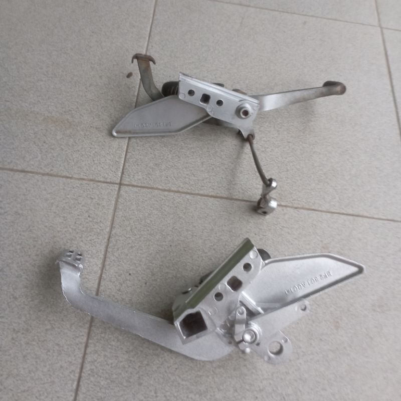 Jual FOOT STEP DEPAN YAMAHA VIXION OLD ASSYf KANAN KIRI ORIGINAL 3C1 ...