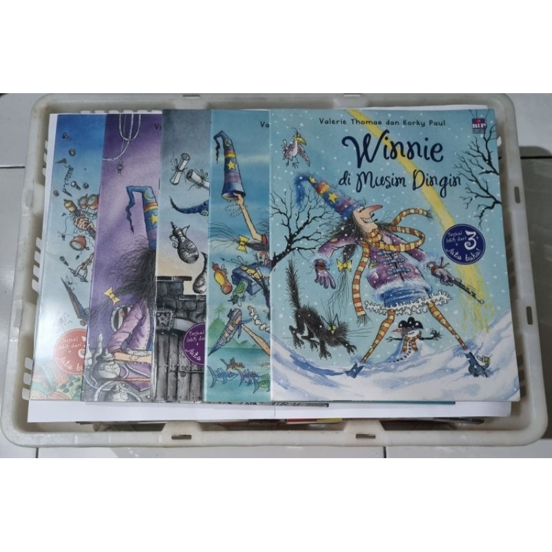 Jual 4 Buku Seri Winnie by Valerie Thomas dan Korky Paul preloved ...