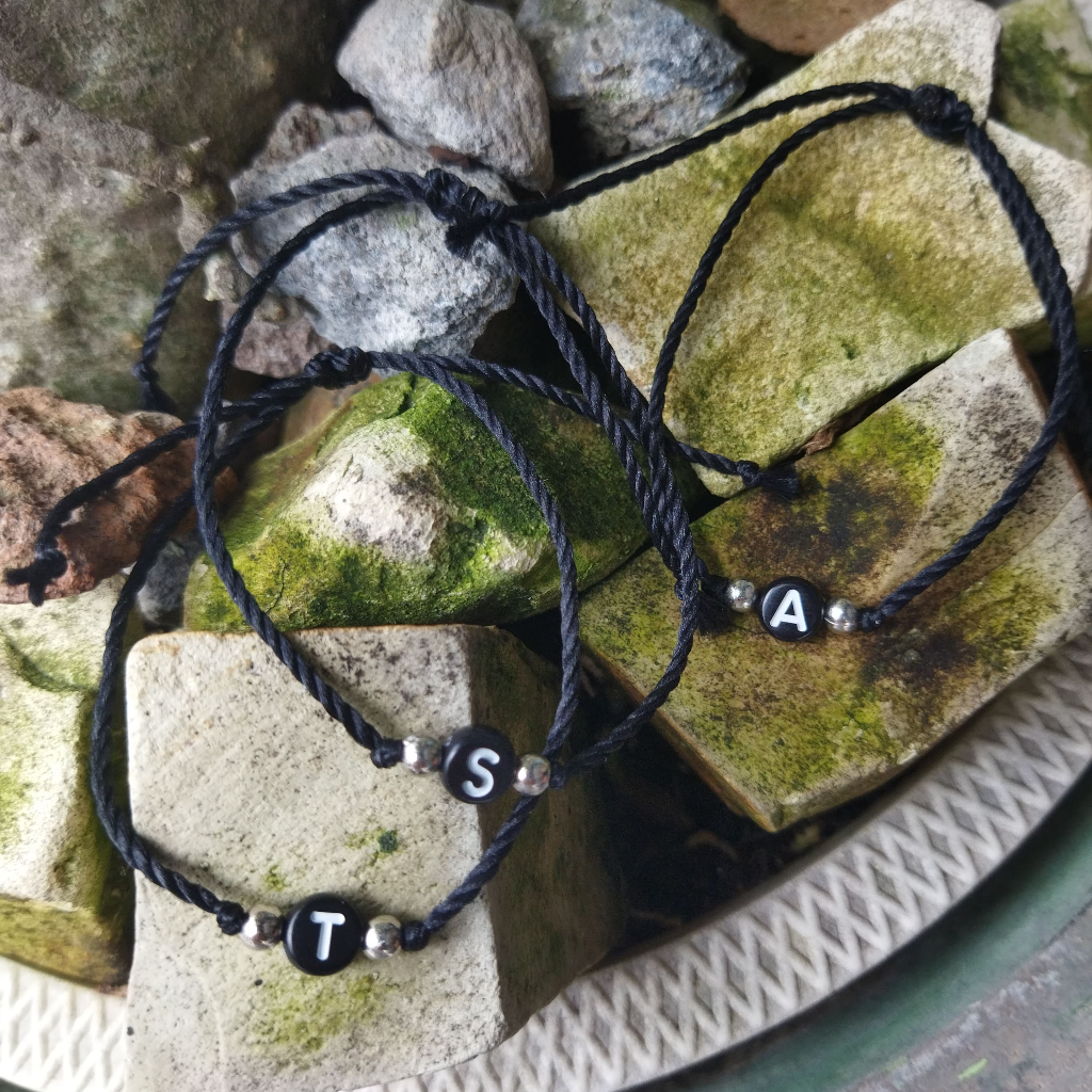 Jual GELANG TALI SERUT INISIAL by sarta.project - GELANG INISIAL TALI ...