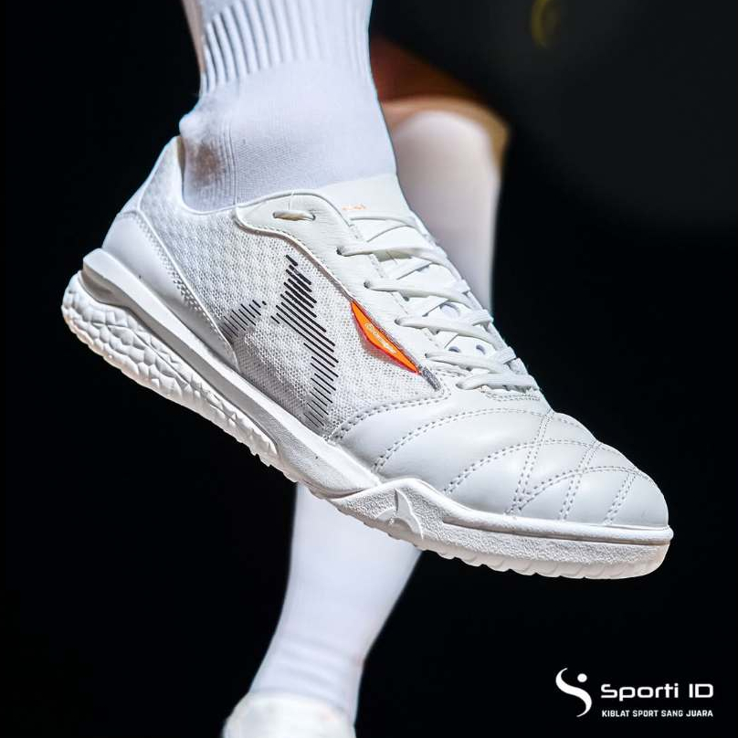 Jual Sepatu Futsal Ortuseight Jogosala Volta V2 IN - Snow 11020637 ...