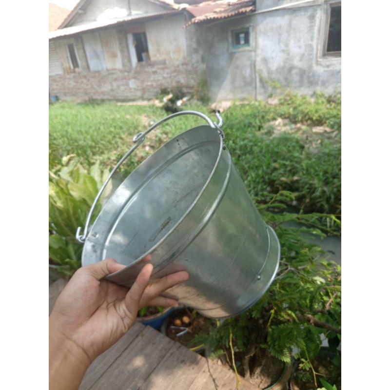 Jual ember besi anti pecah kapasitas 7 liter bahan seng tebal | tebal ...