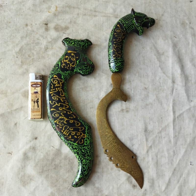 Jual Pajangan Vintage Ukiran Macan Kayu Kaligrafi Kuningan | Shopee ...