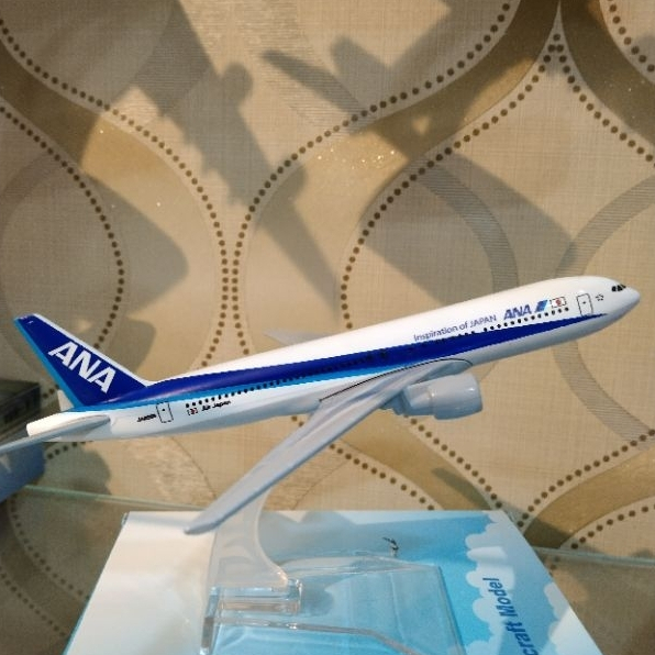 Jual miniatur Diecast pesawat ANA Boeing 777 panjang 16 cm bahan full besi tidak ada roda ada ...