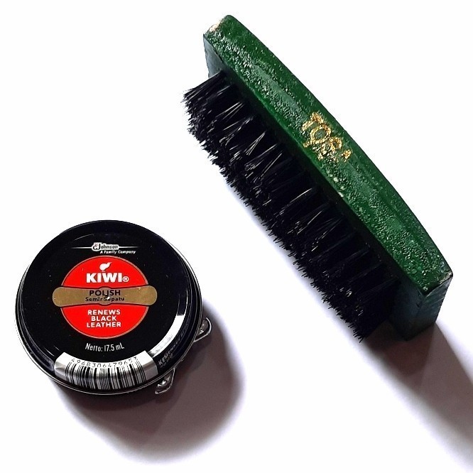Jual Satu Set Alat Semir Sikat Semir Sepatu dan Kiwi Polish Semir Cair | Shopee Indonesia