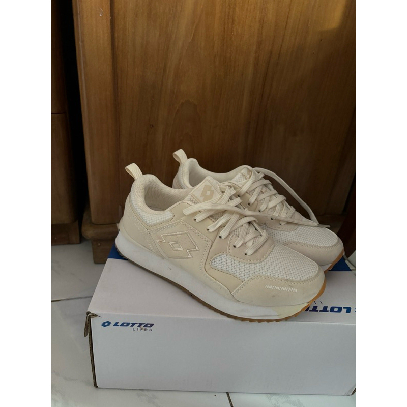 Jual PRELOVED - Sepatu Lotto Clement Running Size 36 Beige | Shopee ...