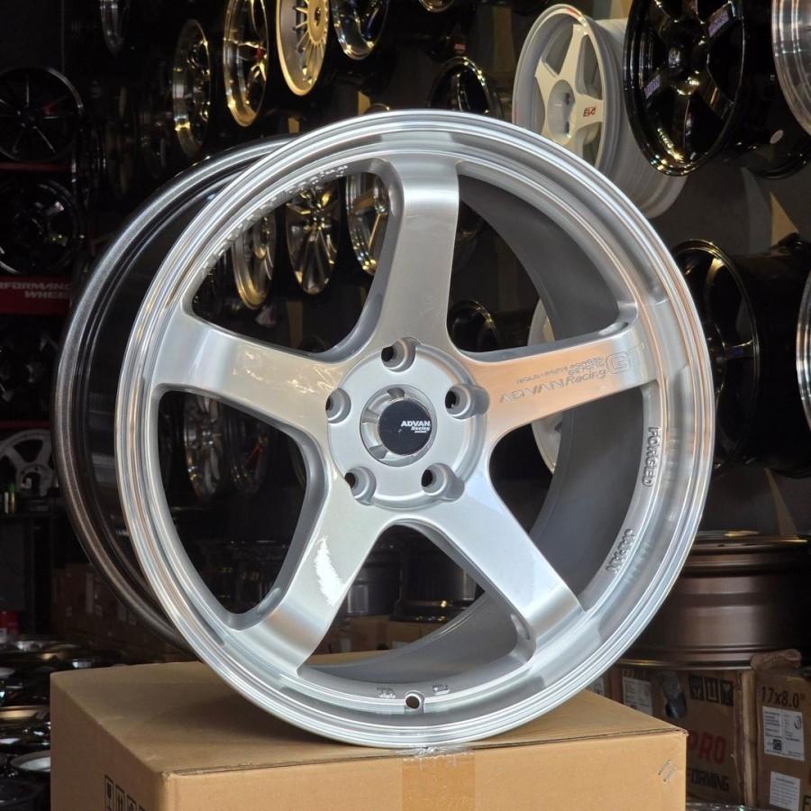 Jual velg mobil r18 ADVAN GT FLOW FORMING lebar 9,5 et 25 velg racing ring 18 zenix wuling almaz ...