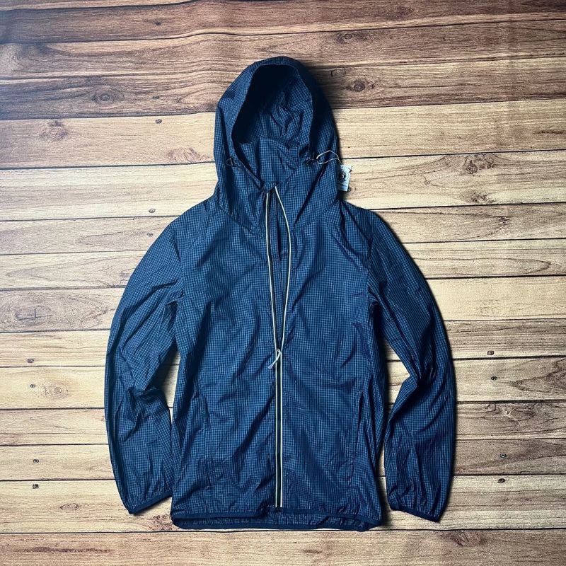 Jual UNIQLO LIGHTWEIGHT RUNNING JACKET | Shopee Indonesia