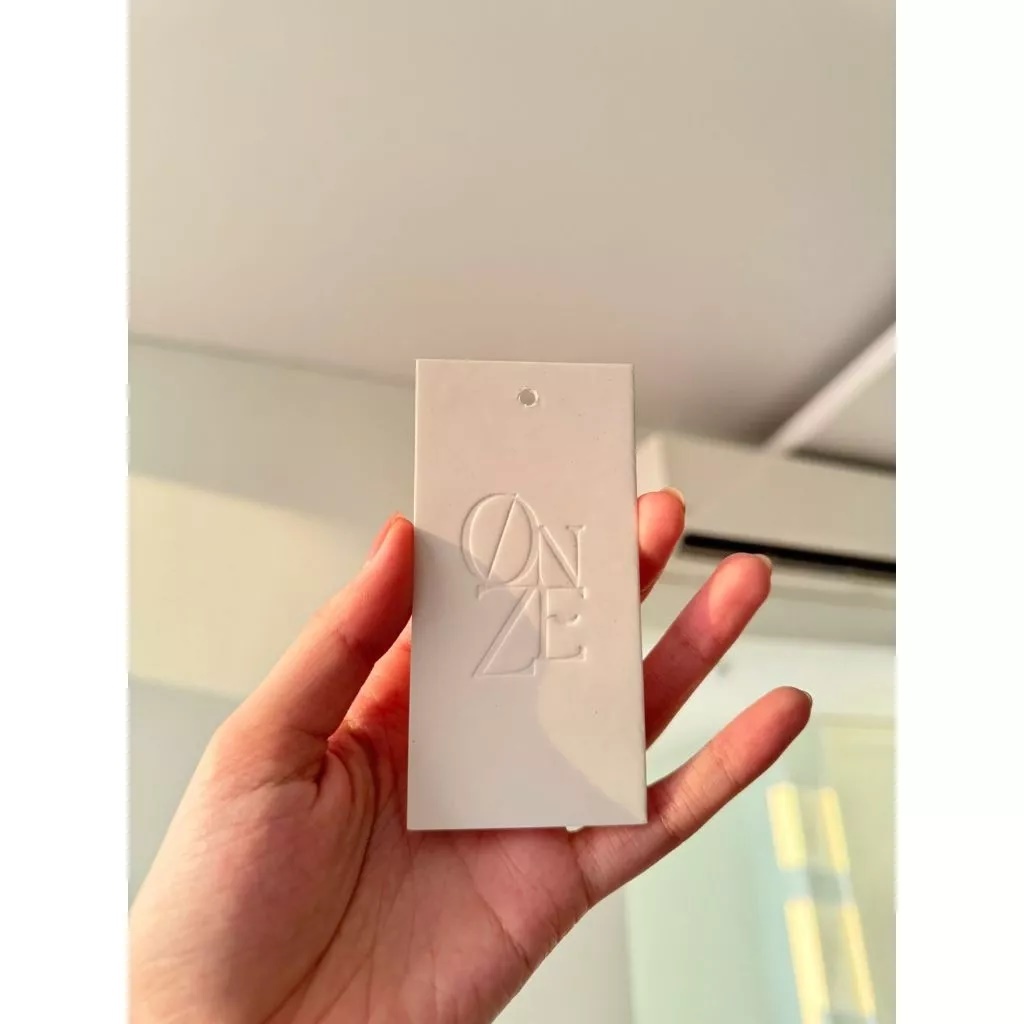 Jual hangtag exclusive logo blind deboss cover plastik | Shopee Indonesia