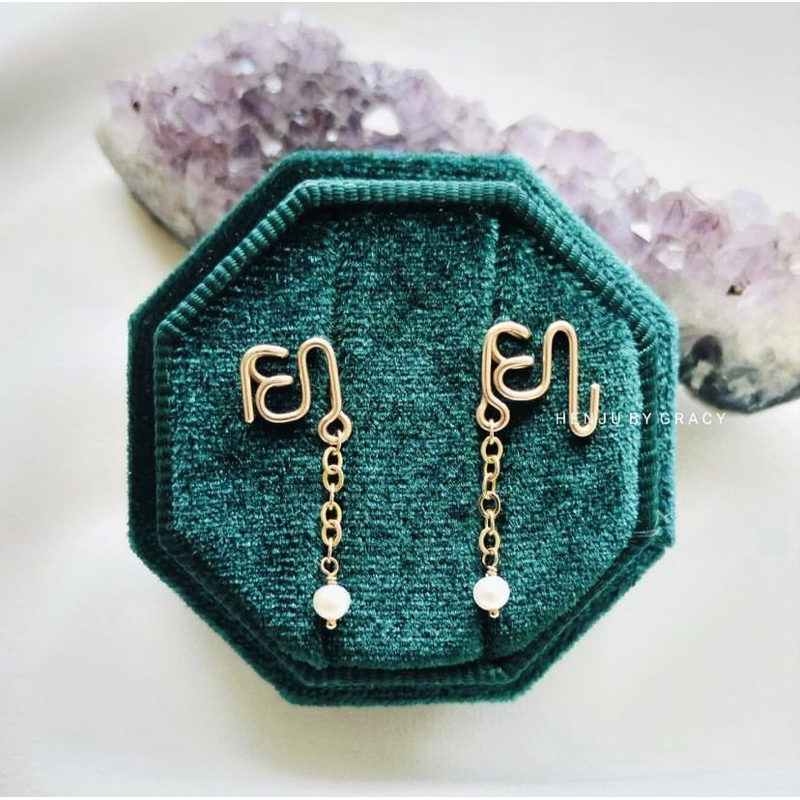 Jual Henju by Gracy | Anting Inisial Aksara Jawa dengan Rantai Mutiara ...