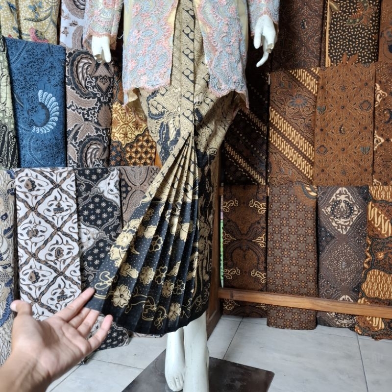 Jual Kain Batik Lereng Gedhek Tumpal Hitam Merak Bawahan Rok Wiru ...