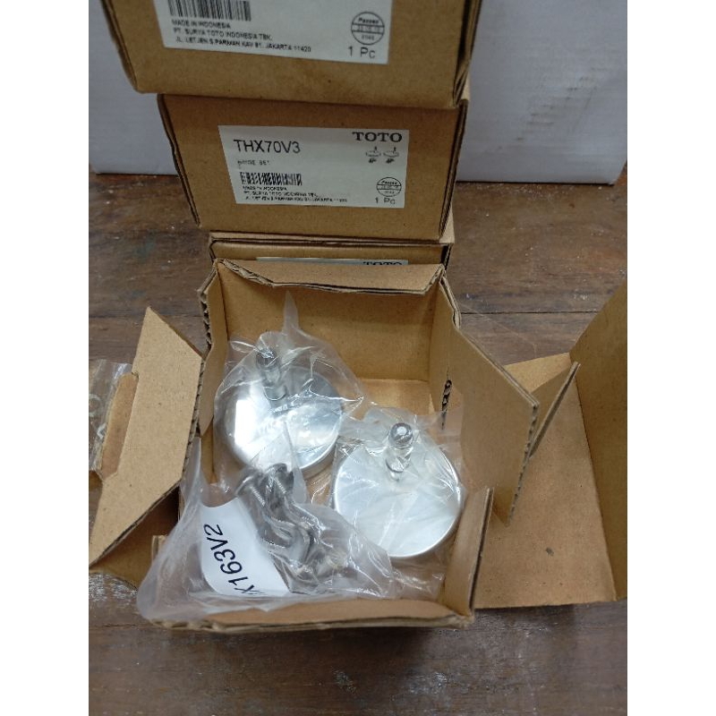 Jual baut (engsel tutup closet merk toto bahan stenlist) tipe THX70V3 ...