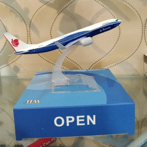 Jual Miniatur Diecast pesawat Lion Biru Boeing 737 panjang 16 cm ada ...