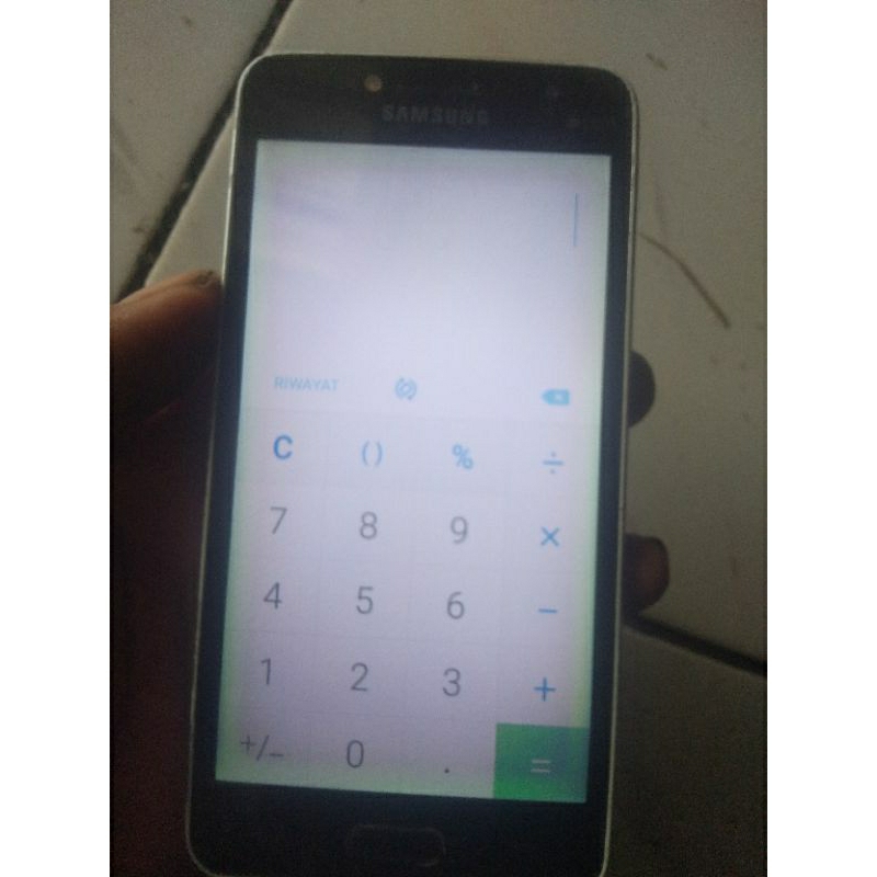 Jual samsung j2 prime bekas/ normal tinggal pakai lcd kayak di foto kadang hilang normal ...