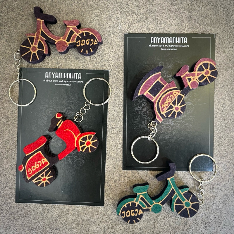 Jual Gantungan kunci kayu eksklusif becak vespa jogja / Souvenir oleh ...
