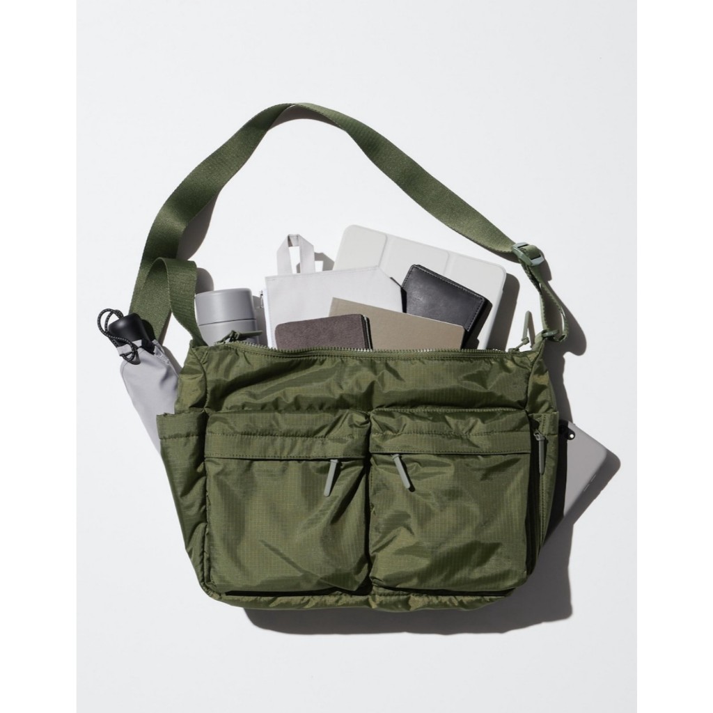 Jual UNIQLO TAS BAHU MULTI SAKU SHOULDER BAG CEWE COWO MULTI SAKU ...