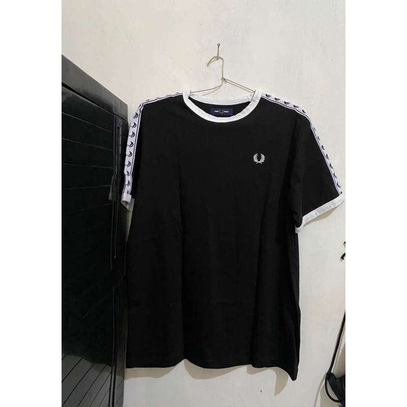 Jual thisert Fred pery hitam tapped ( L ) | Shopee Indonesia