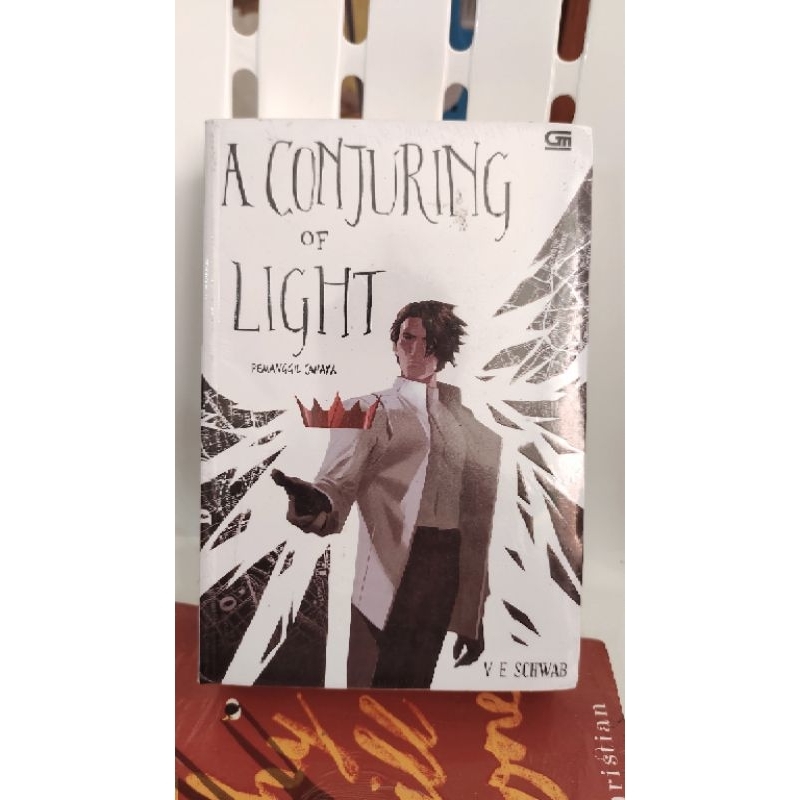 Jual buku a conjuring of light "pemanggil cahaya" v e schwab | Shopee ...