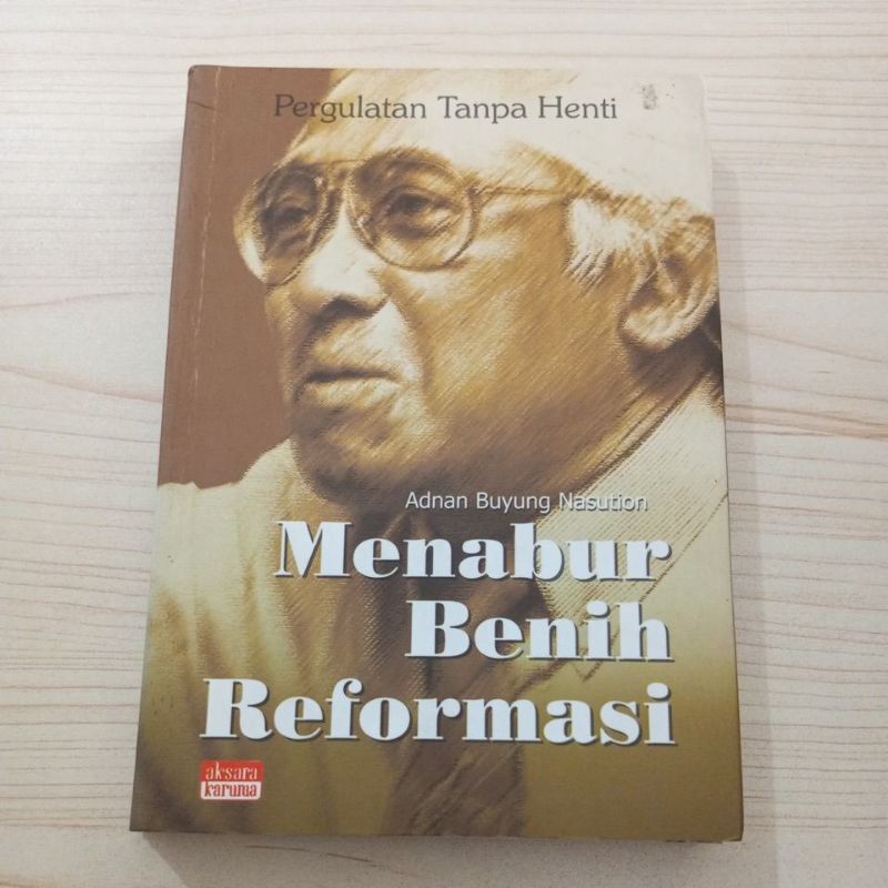 Jual BUKU PERGULATAN TANPA HENTI MENABUR BENIH REFORMASI OLEH ADNAN BUYUNG NASUTION | Shopee ...