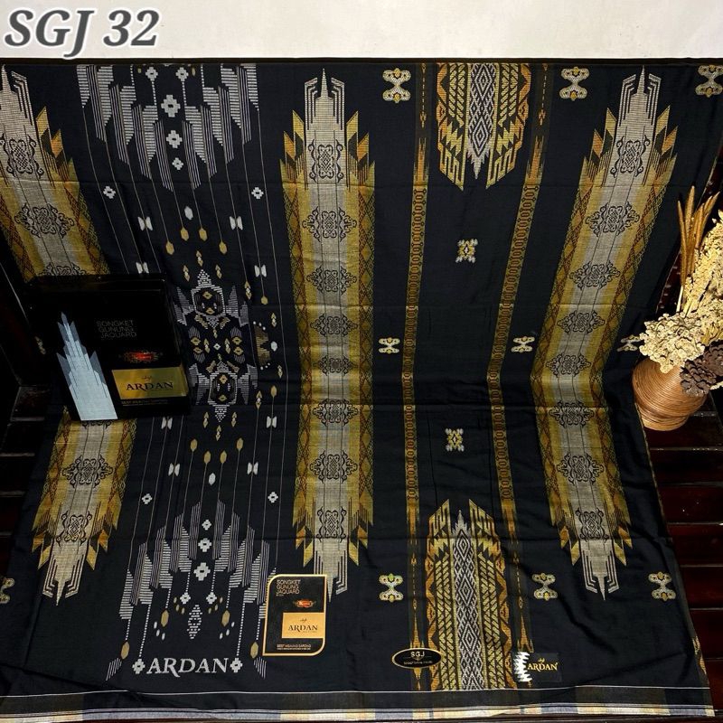 Jual Sarung Ardan Ketjubung Sgj hitam | putih Songket gunung Jaguard ...