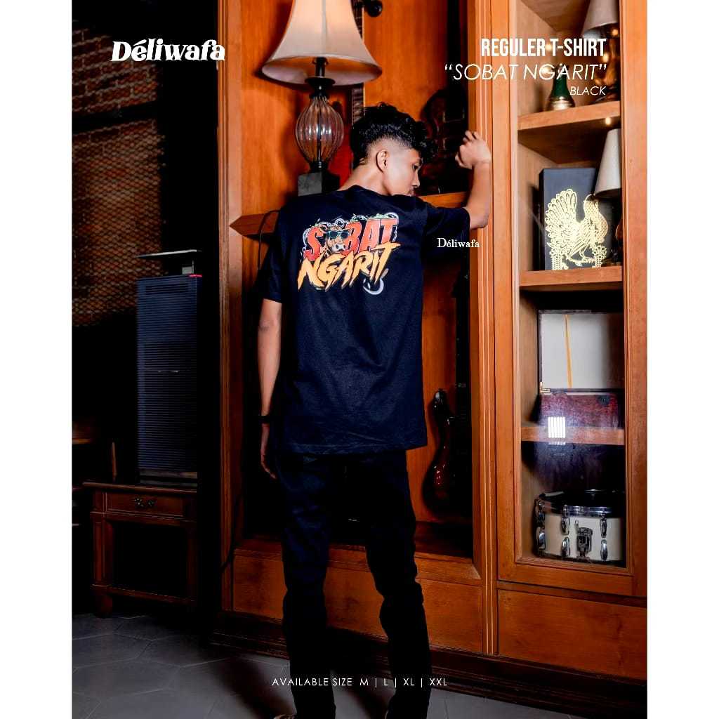 Jual Deliwafa Kaos Sobat Ngarit Nusantara T-Shirt Regular Baju Pria ...