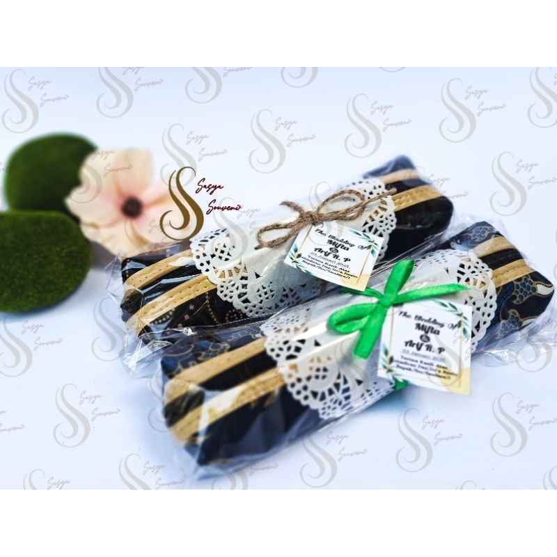 Jual Paket hemat isi 50pcs Souvenir pernikahan tempat pensil batik khas jogja UK 19x7 souvenir ...