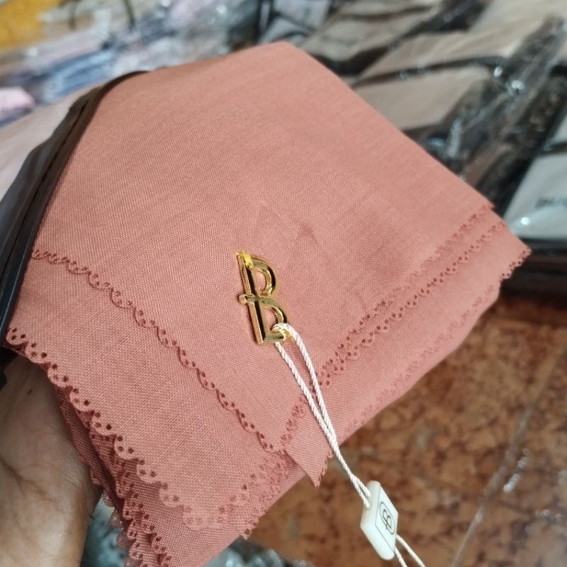 Jual Hijab Segi Empat Buckle Pouch Jilbab Voal Polos Kerudung Paris ...