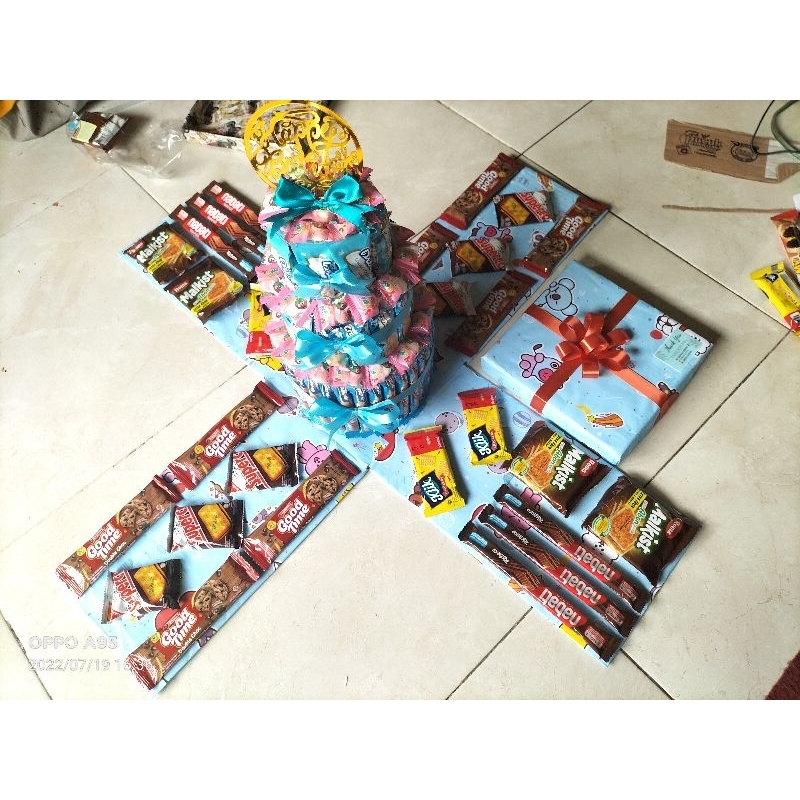 Jual Box surprise Menara // Box surprise isi tart snack menara | Shopee ...