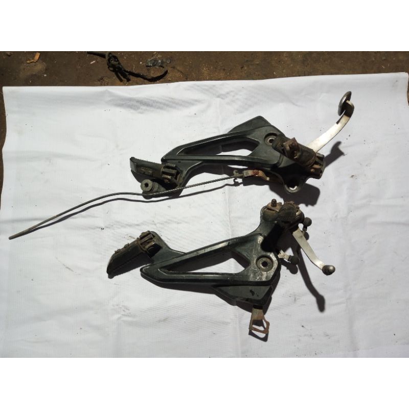 Jual FOOT STEP BAJAJ PULSAR 135 LS | Shopee Indonesia