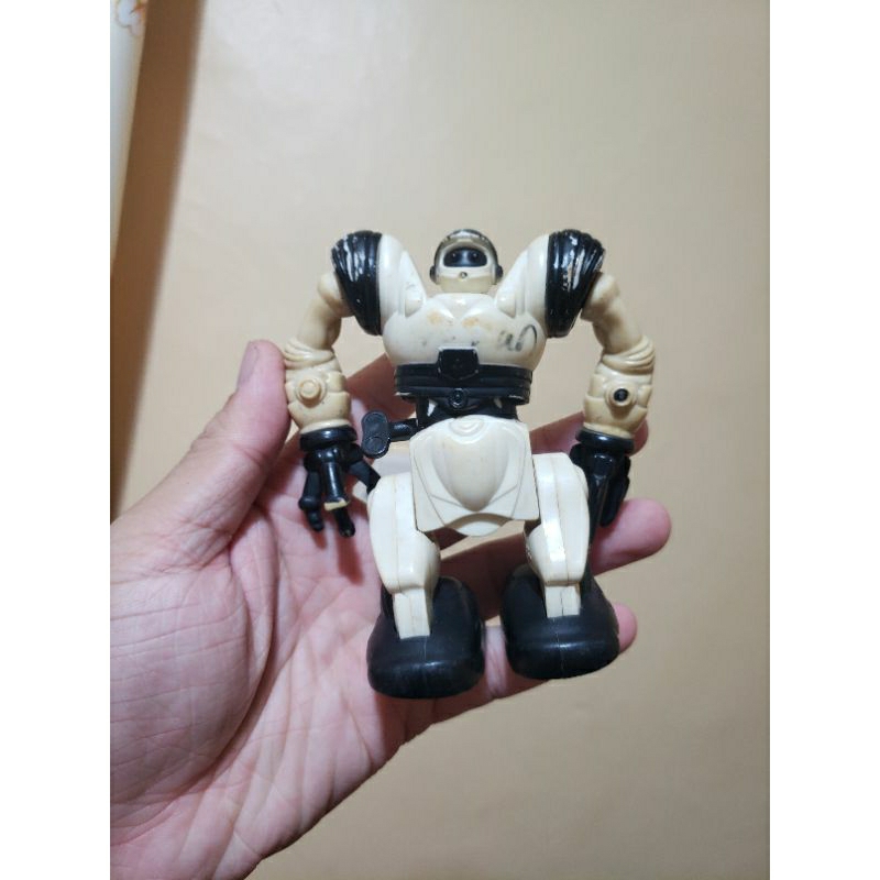 Jual Robot Mainan Putih dengan Kepala dan Tali Hitam JUALAN PRELOVED ...