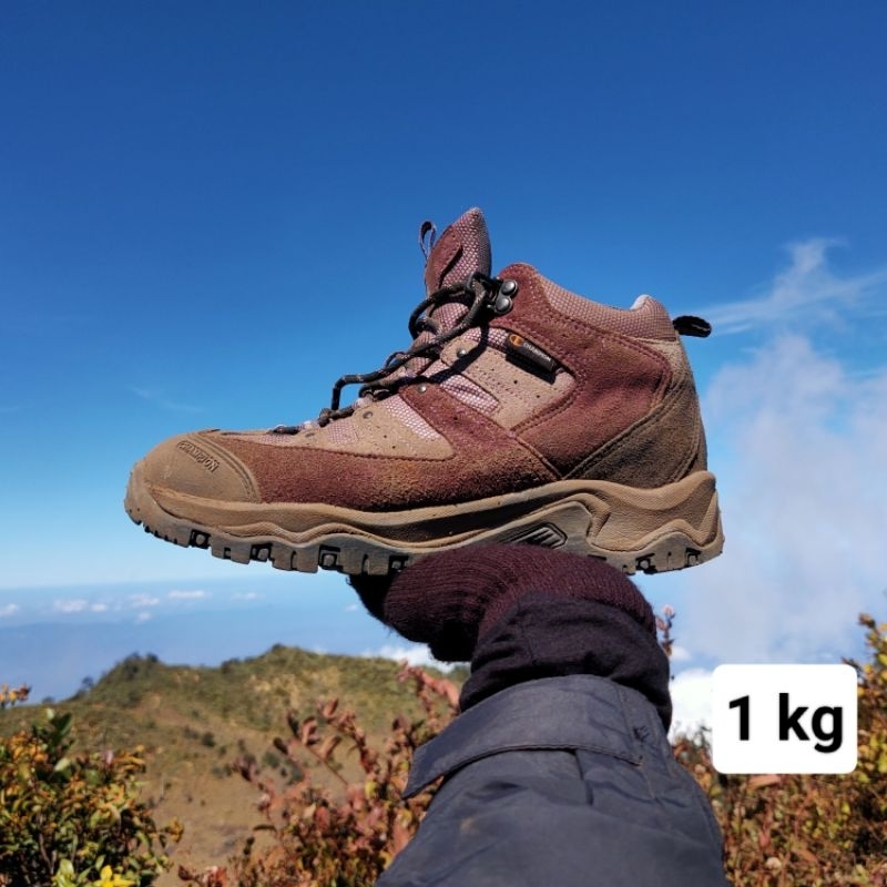 Jual sepatu gunung outdoor kecil berat 1kg | Shopee Indonesia
