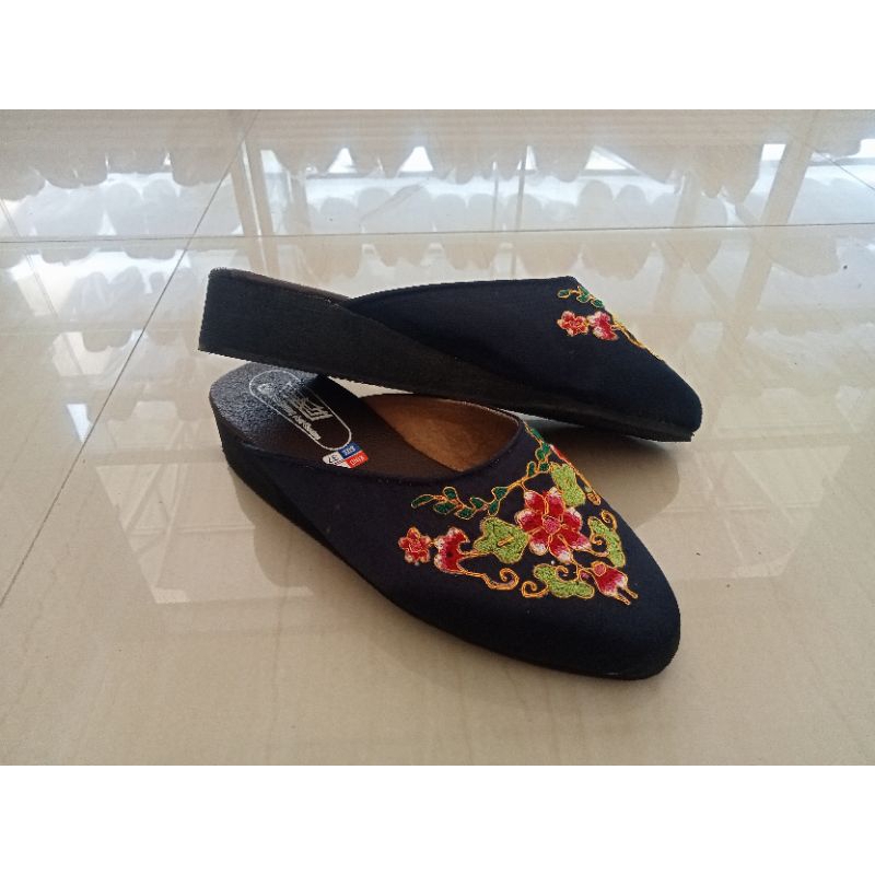 Jual Acc Padang by Roni Shoes - Hitam Sandal Wedges Sulaman Peniti Benang Mas/ Oleh-oleh dari ...