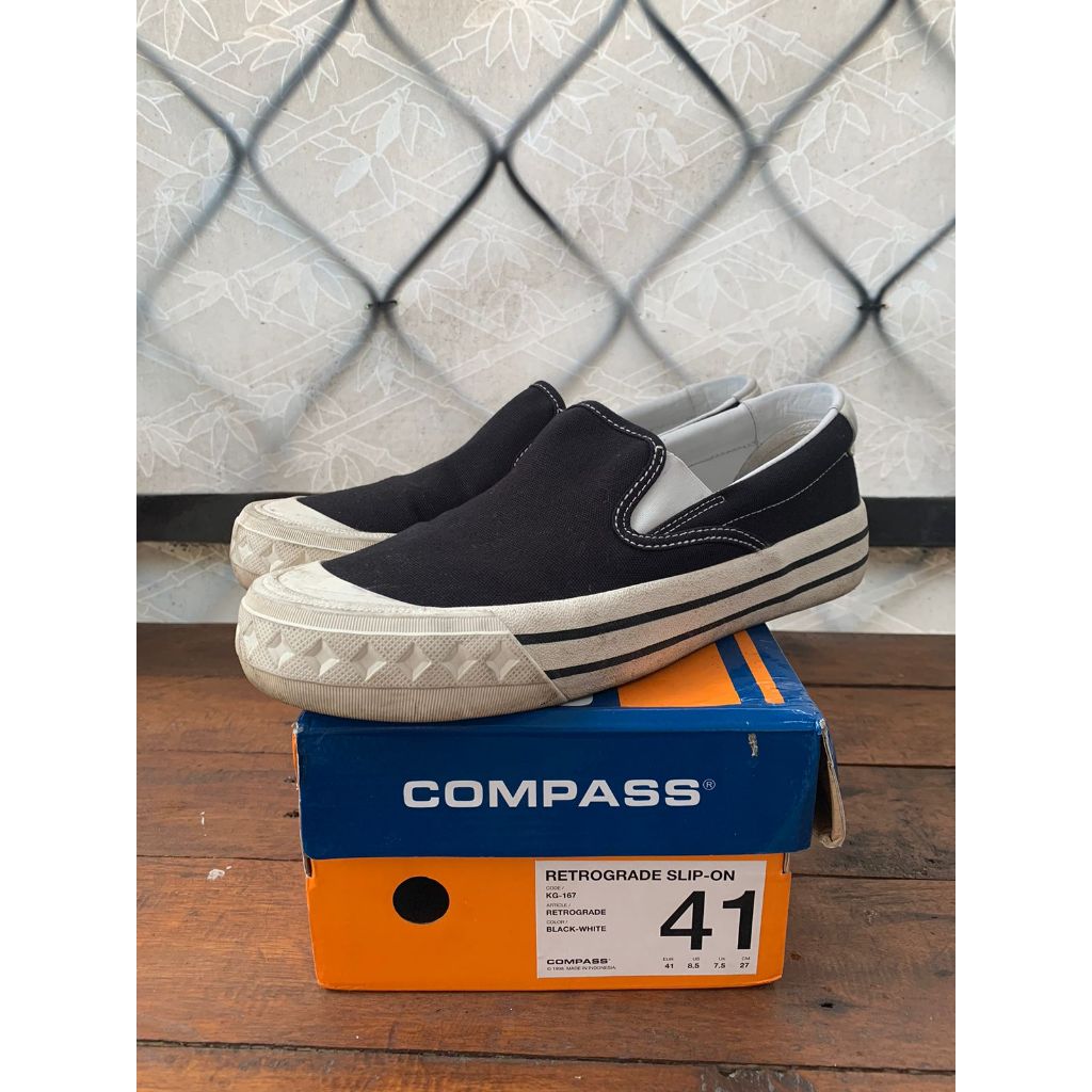 Jual Compass Retrogade Slip On Black White | Shopee Indonesia