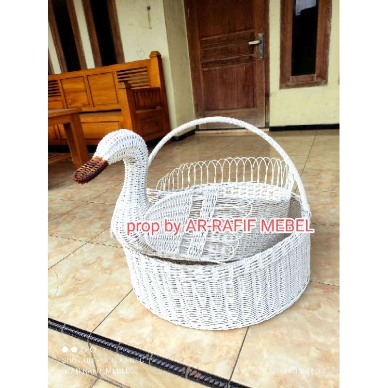 Jual timangan bayi rotan / ayunan bayi rotan bentuk angsa putih ...