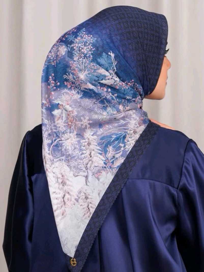 Jual Hijab motif buttonscarves holiday logo pin B+Pouch voal premium ...