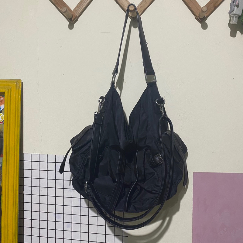 Jual Preloved tas hobo nilon hitam lengkap tali panjang | Shopee Indonesia