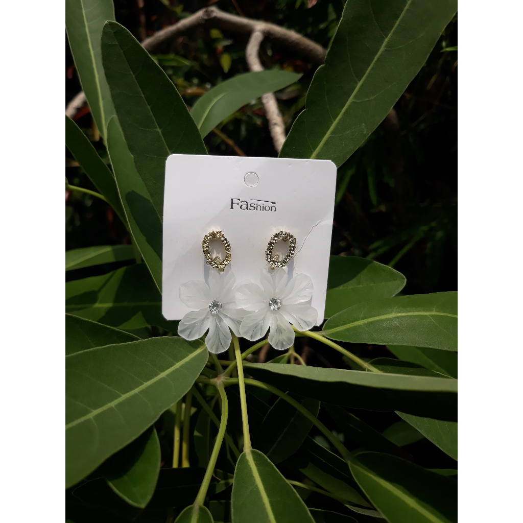 Jual Anting Tusuk Bunga Besar Cantik pembatas dari Karet | Shopee Indonesia