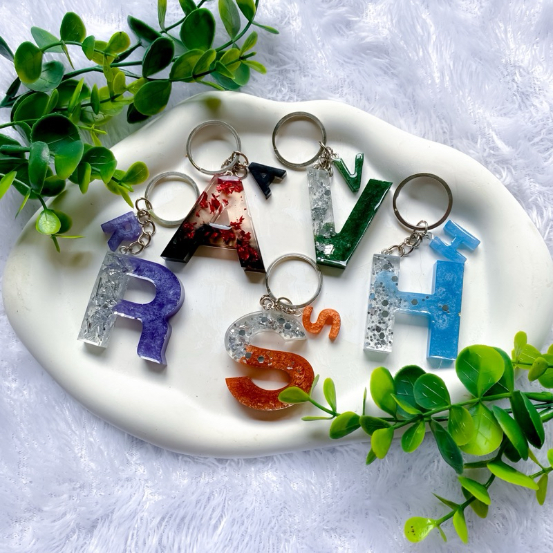 Jual (BELI 5 GRATIS 1) Gantungan kunci inisial resin - ganci custom ...