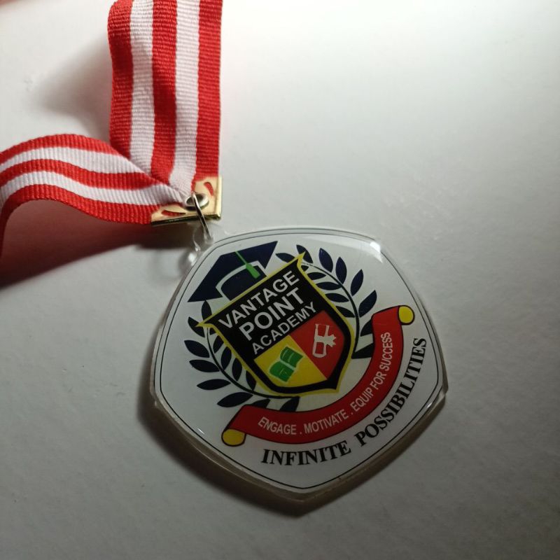 Jual medali custom akrilik lapis resin timbul sudah dengan kalung ...
