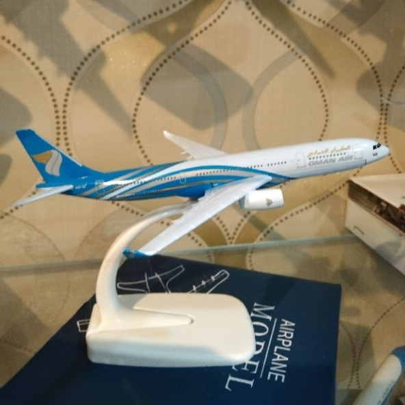 Jual miniatur Diecast pesawat Oman air A330 panjang 16 cm bahan full ...