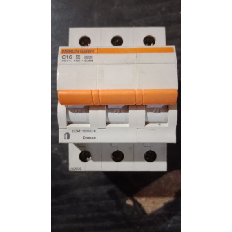 Jual mcb merlin gerin type domae 3phase original | Shopee Indonesia