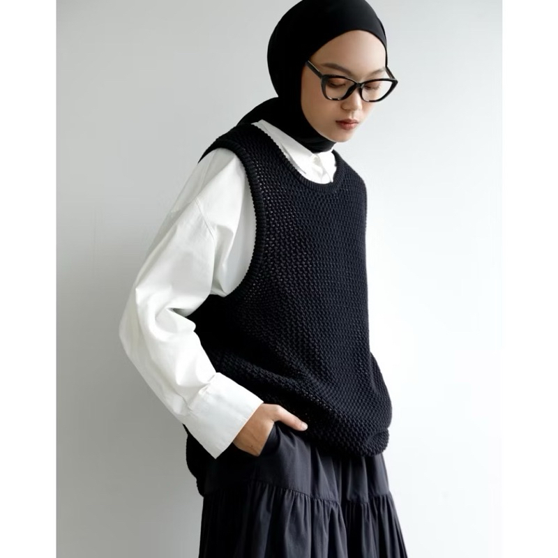 Jual Sabamodest Web Knit Vest - Black (1x pakai) | Shopee Indonesia