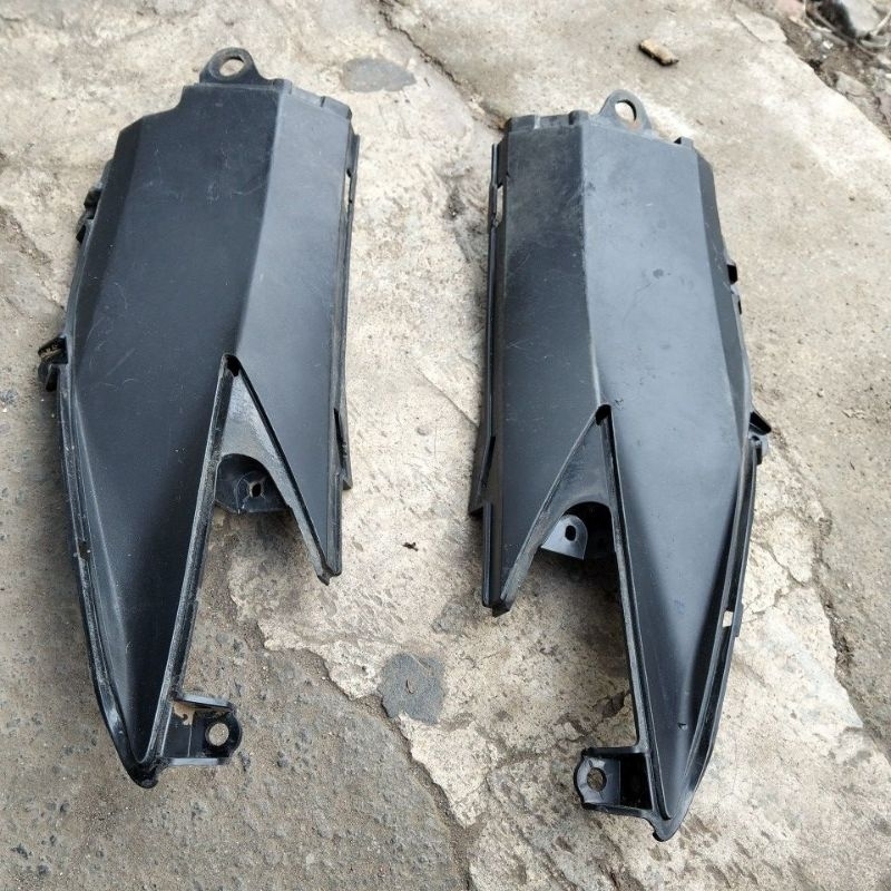 Jual sambungan coper body depan Revo pit karburator kiri kanan bekas ...