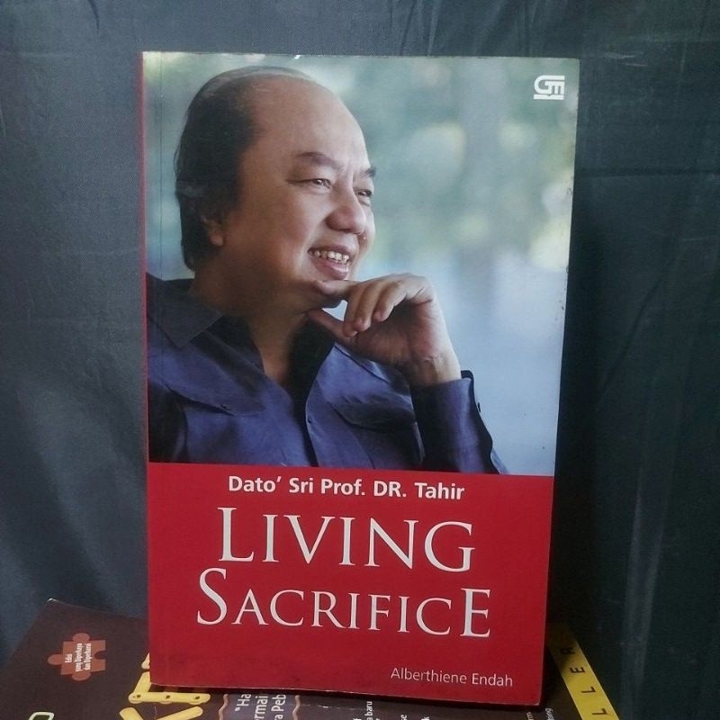 Jual Buku Dato Sri Prof Dr Tahir LIVING SACRIFICE by Alberthiene Endah | Shopee Indonesia
