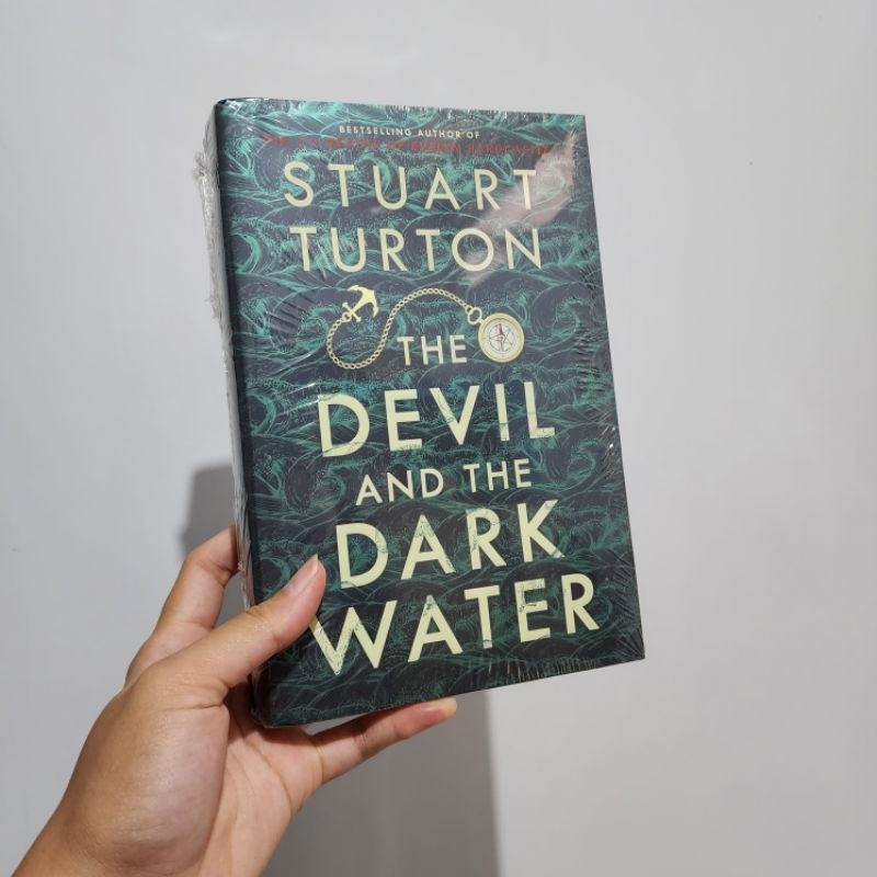 Jual The Devil and the Dark Water - Stuart Turton (HC) | Shopee Indonesia