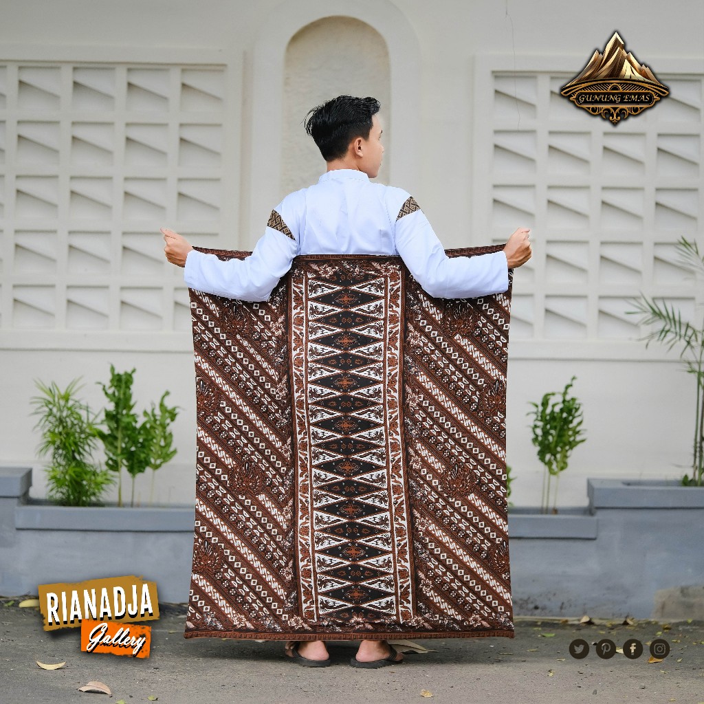 Jual Sarung Batik Motif Modern Kekinian / Sarung Gus Baha Elegan Kasual ...