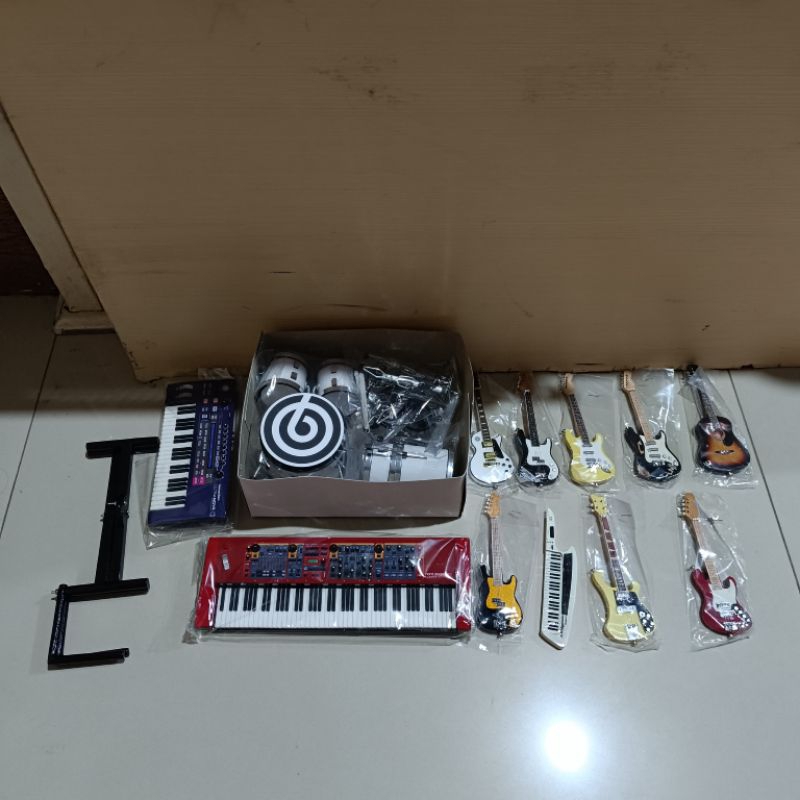 Jual miniatur gitar small full set DAY 6 hiasan rak dinding pajangan ...