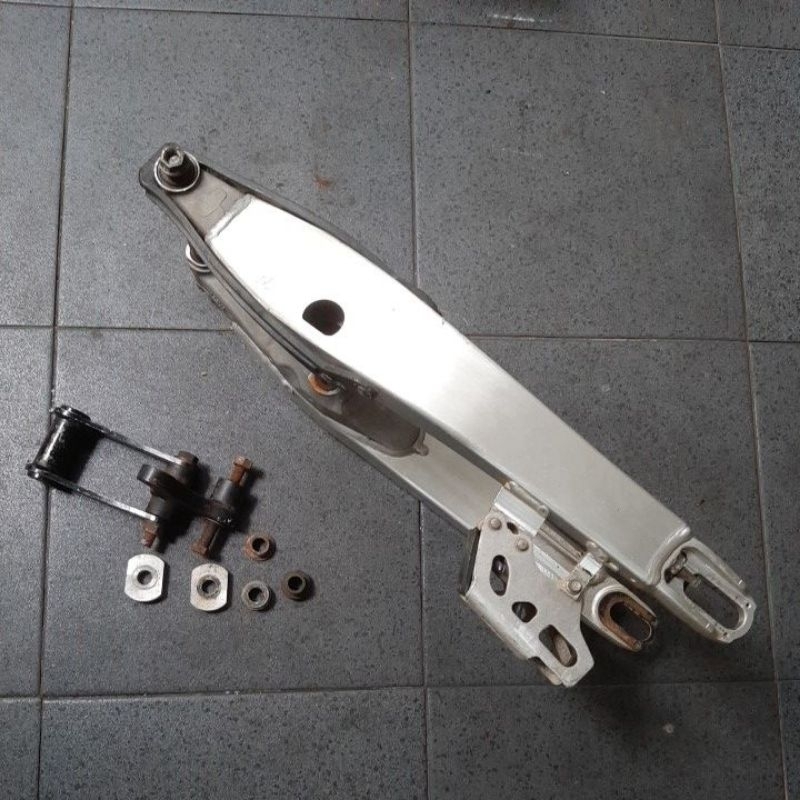Jual swingarm Yamaha YZ 125 250 tahun muda + unitrak linkage bekas pake ...