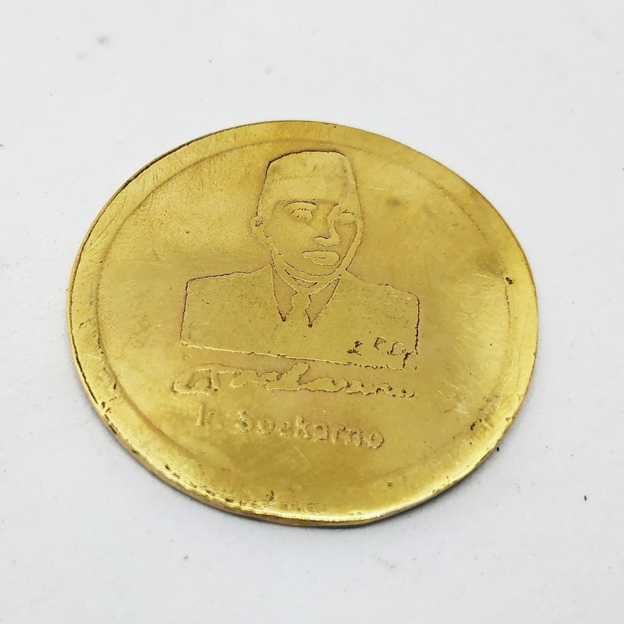 Jual Koin Kuningan Gambar pak Soekarno Garuda Emas Antik | Shopee Indonesia