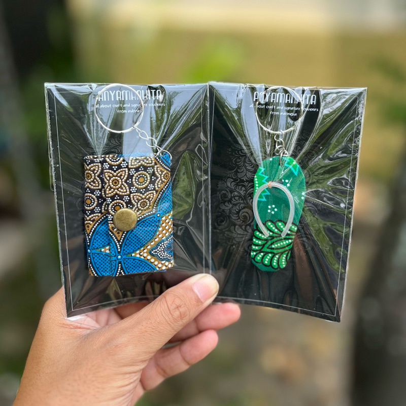 Jual Gantungan kunci model dompet mini sandal batik khas jogja / Keychain souvenir oleh oleh ...