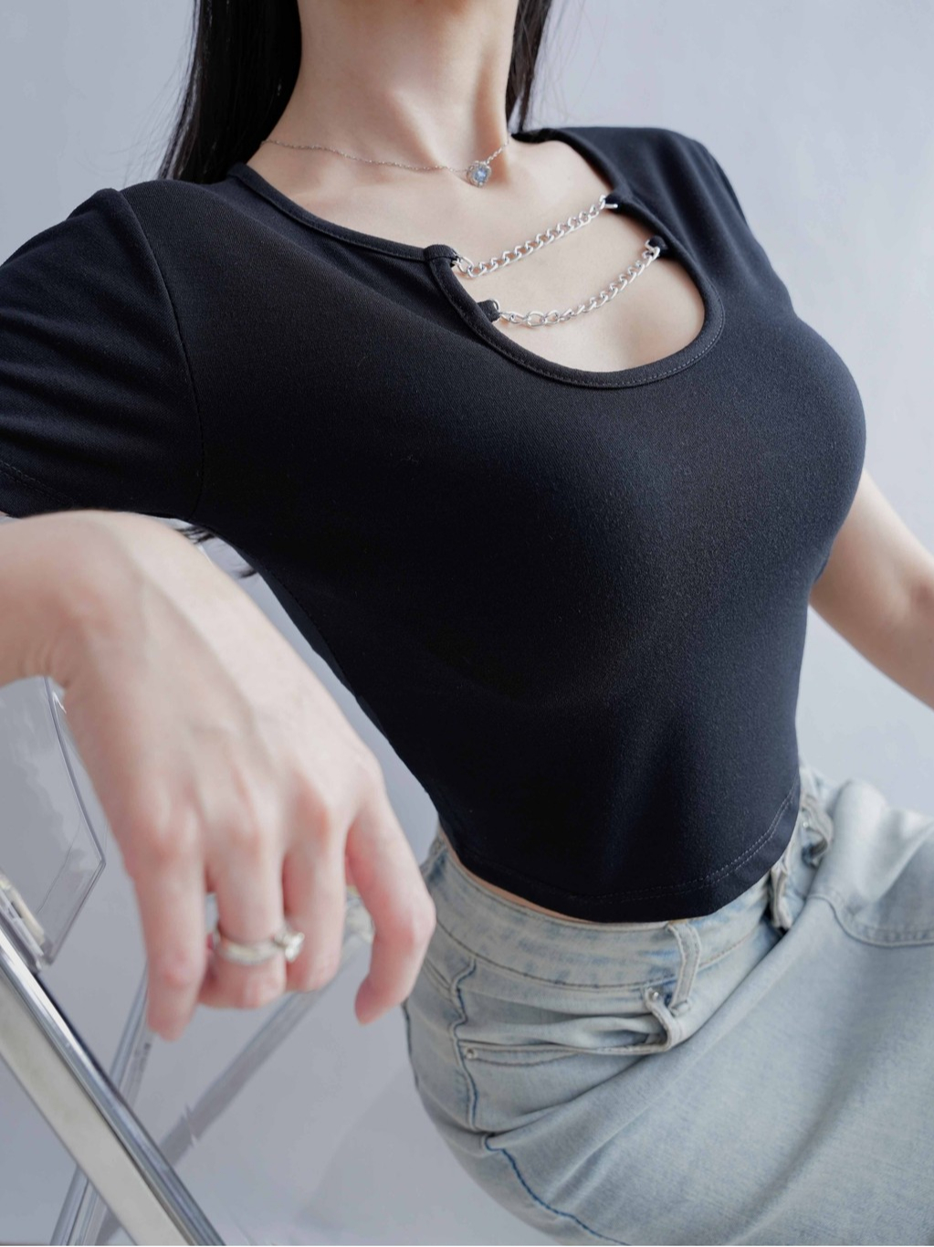 Jual 99kOUTLET Atasan Cropped Rantai Depan Notched Neck Lengan Pendek ...